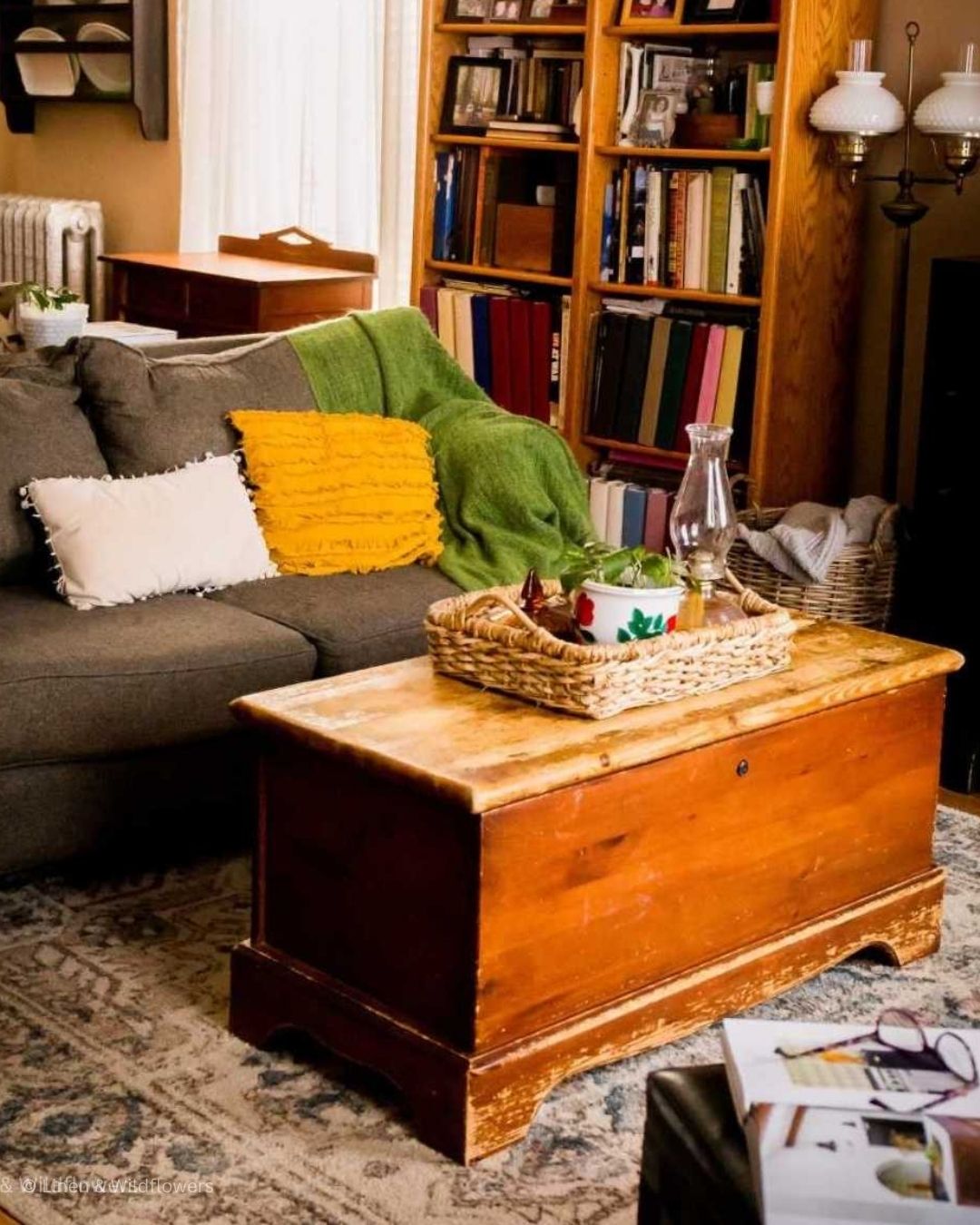 How to Create a Table Vignette Beautifully · Linen & Wildflowers