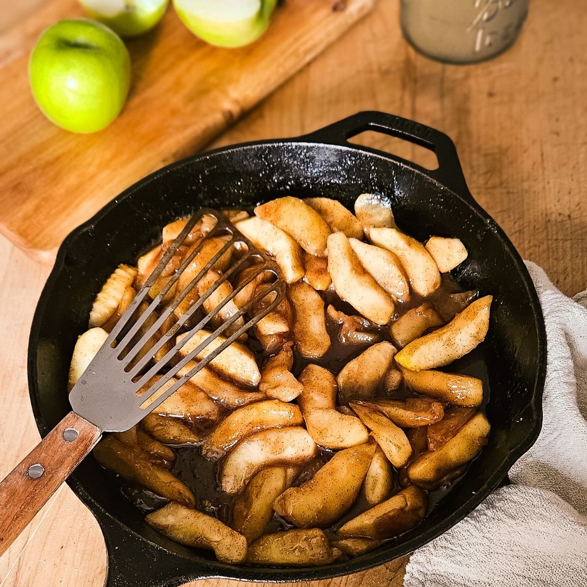 How to Make Southern Fried Apples in a Cast Iron Skillet · Linen ...